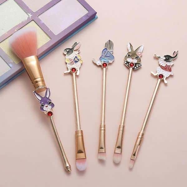 Alice in Wonderland Makeup Brushes - GeekyGet